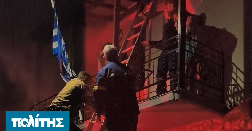 Δραματική διάσωση μητέρας και γιου από πυρκαγιά σε σπίτι στον Άγιο ...