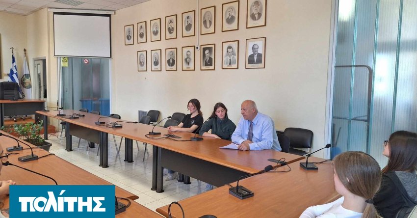 Στα έδρανα του Δημοτικού Συμβουλίου μαθητές της Α Τάξης του 2ου ΓΕΛ ...