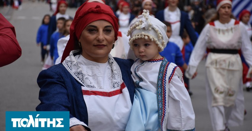 Οι μικροί μπόμπιρες που κέρδισαν το χειροκρότημα στην παρέλαση της 11ης ...